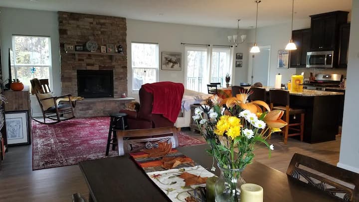 New Roomy 3 Bedroom Ranch With Fireplace - Akron, OH