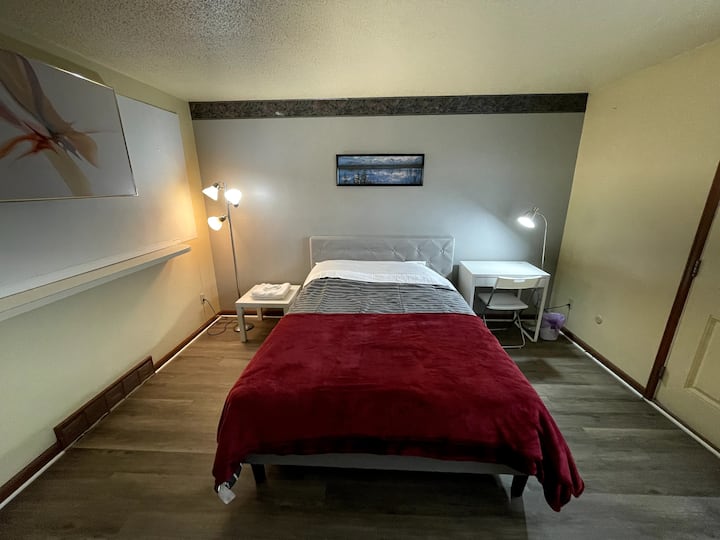 Spacious Queen Bed Room A W/private Entrance - Toledo, OH