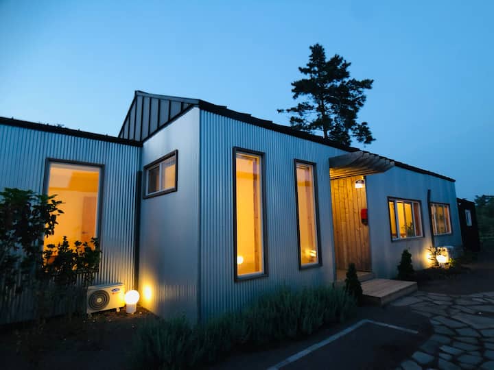 4인 독채 금오름과 협재
마가리 - Jeju-si