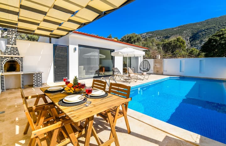 ÖZel ıSıtmalı  Havuzlu  Ve Jakuzili Balayı Villası - Kalkan