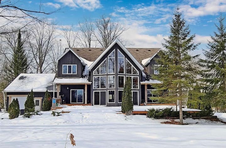 Luxury Lakeside 5-bedroom Cottage - Kawartha Lakes