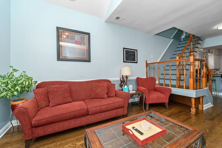 Cozy, Top-floor 3br Loft With Balcony In West Town - Chicago
