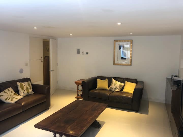 Cosy Basement Rental In Family Home - Royal Leamington Spa