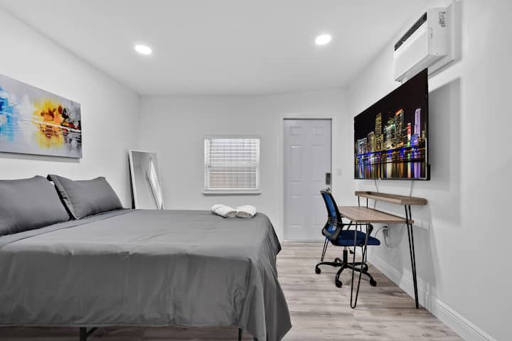 Hotmiami30%off! • Private Studio Desk & Parking - Coral Gables, FL