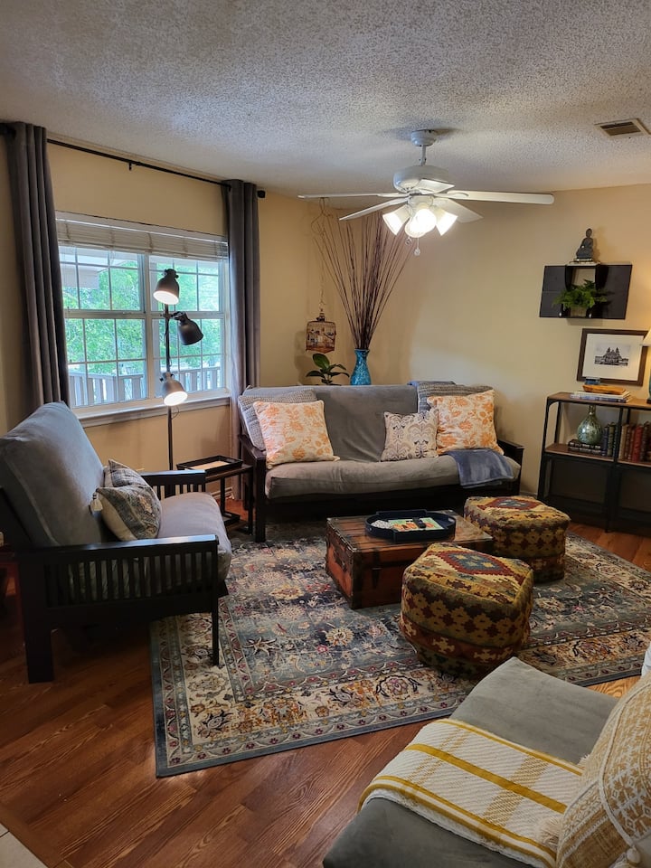 Lovely 2 Bedroom/1.5 Bath 1/2 Mile To Square. - San Marcos, TX