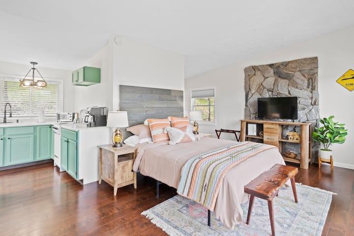 Breathtaking Canandaigua Lake View, Overlook Cabin - Naples, NY