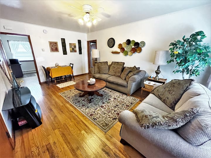 Economical 2-bedroom Stay (#4) Upstairs - South Dakota