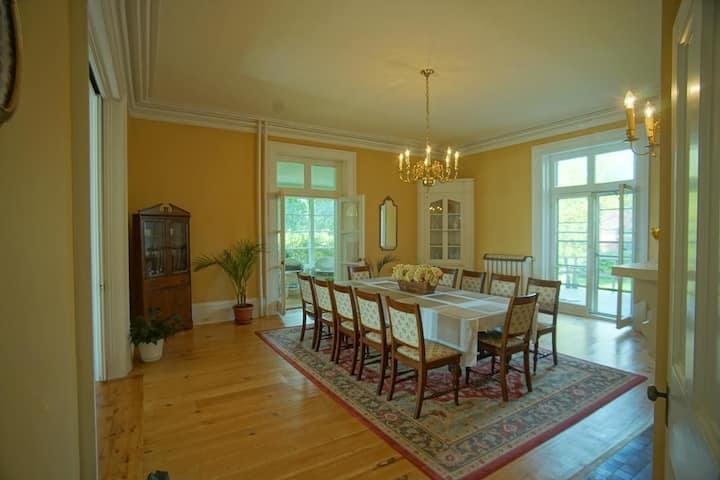 Lake View Room In Historical Replica Castle - Goderich