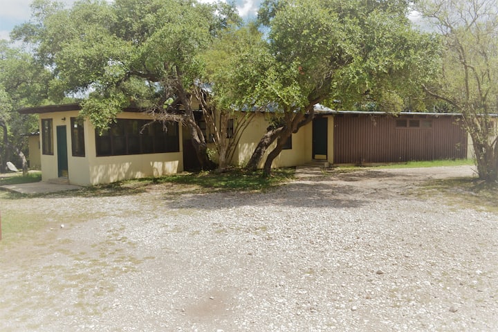 Neal's Lodges Buchanan Cottage - Concan, TX