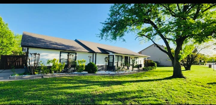 Entire Home South Tulsa! Safe Neighborhood - Tulsa, OK