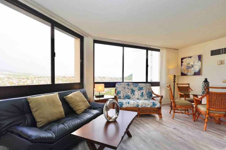 Waikiki Hi-floor 2br W/ Mtn Views, Parking & Pool - Honolulu