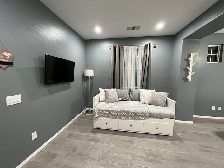 Private Guest House: King Sized Bed W/own Entrance - Lancaster, CA