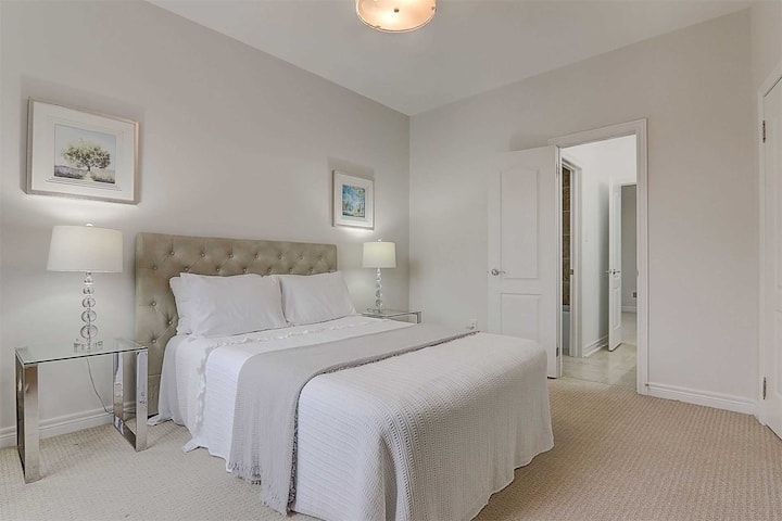 Quiet Room Close To Wonderland - Vaughan