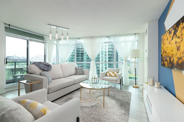 Corner Suite •Pool Gym Balcony +Parking • By Lake - Toronto