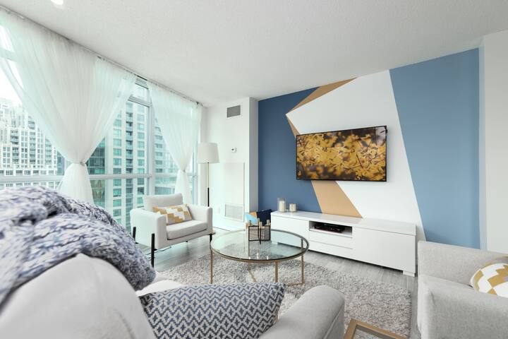 Corner Suite •Pool Gym Balcony +Parking • By Lake - Toronto, ON