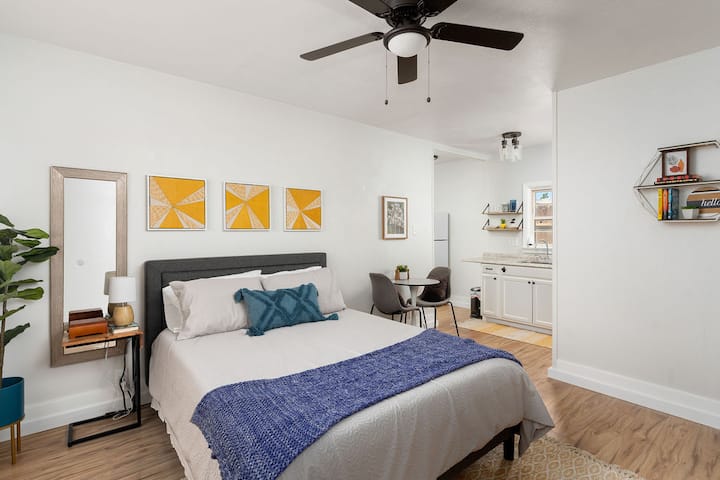 Cozy Studio W/ Kitchenette Ac, Free Street Parking - Bakersfield, CA