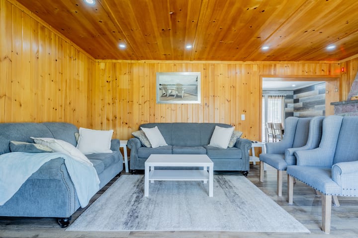Gorgeous Muskoka Cottage With 26 Acres - Bracebridge
