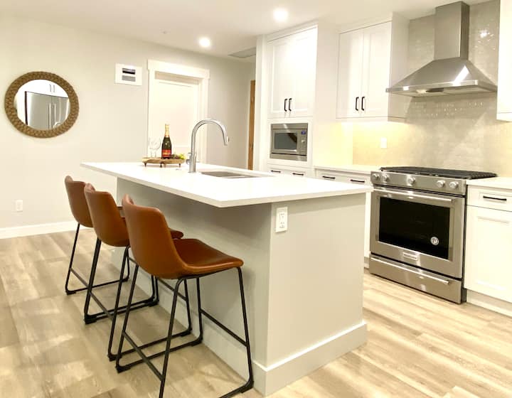 Cozy Modern Kingbed W/ Hot Tub Near Dt - Canmore