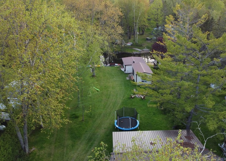 Canal Charm: Charming Canal Cottage Retreat - Fenelon Falls