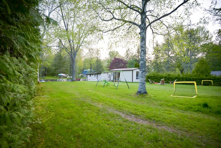 Canal Charm: Charming Canal Cottage Retreat - Fenelon Falls