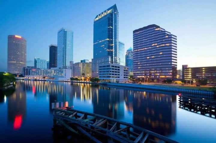 Sunset Views From A Stylish 1br High Rise In Tampa - 坦帕
