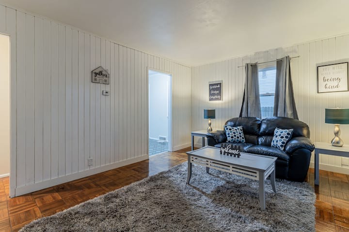 Cozy, Modern 2-bdrm House With Large Backyard. - Champaign, IL
