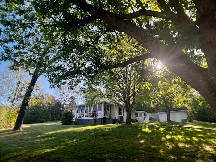 Charming Remodeled Farmhouse- Close To Asheville - Weaverville, NC