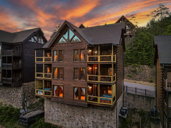Lofty Lodge ~ Balconies*hottubs*mediarm*multicade - Pigeon Forge, TN