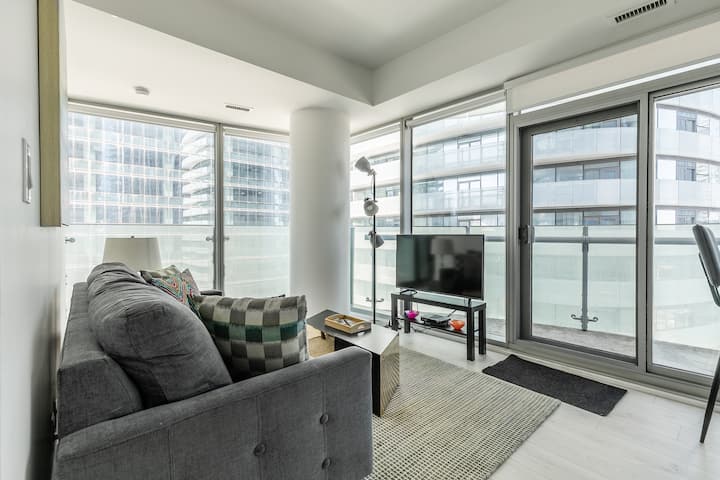 Modern 2br • City Views + Free Parking - Toronto, ON