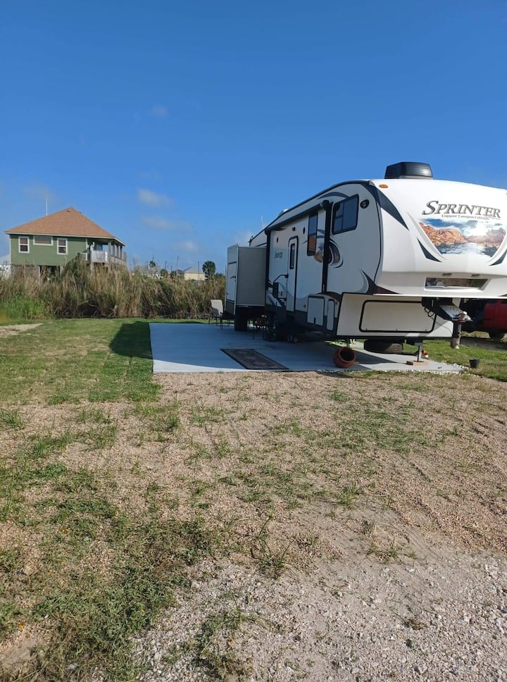 Charming 5th Wheel Camper Crystal Beach - Crystal Beach, TX