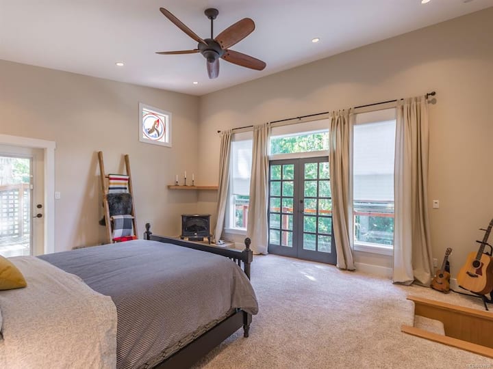 Bright, Cozy And Welcoming Lakehouse - Port Alberni