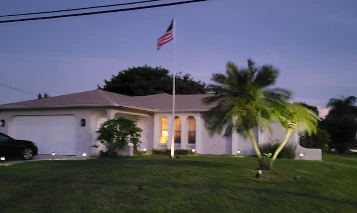 Newly Renovated 3 Bed, 2 Bath Highspeed Internet - Cabo Coral