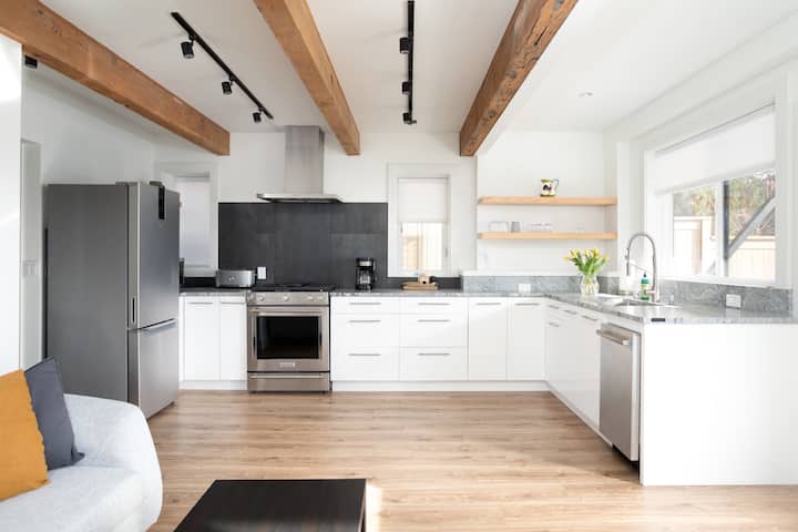 Romantic Modern Condo By The Lake - Redmond