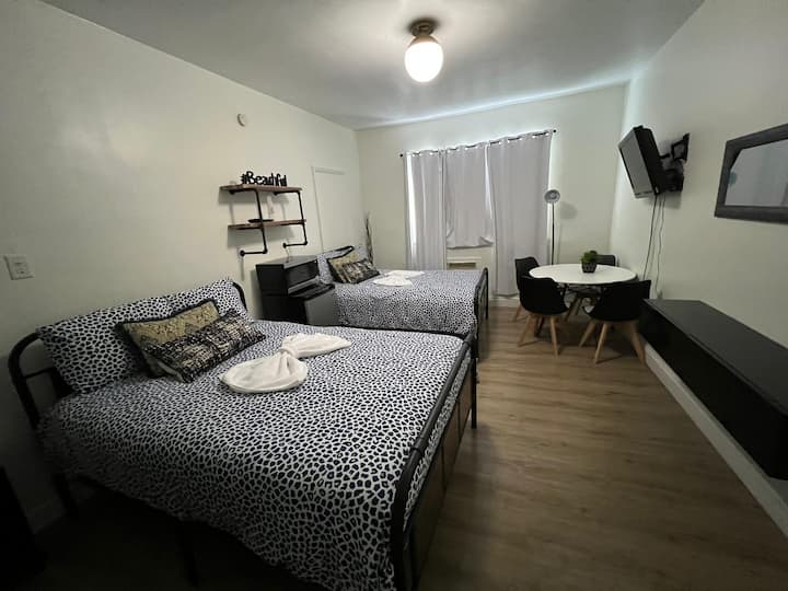 Urban Studio For 4 People - One Block To The Beach - Miami Beach, FL