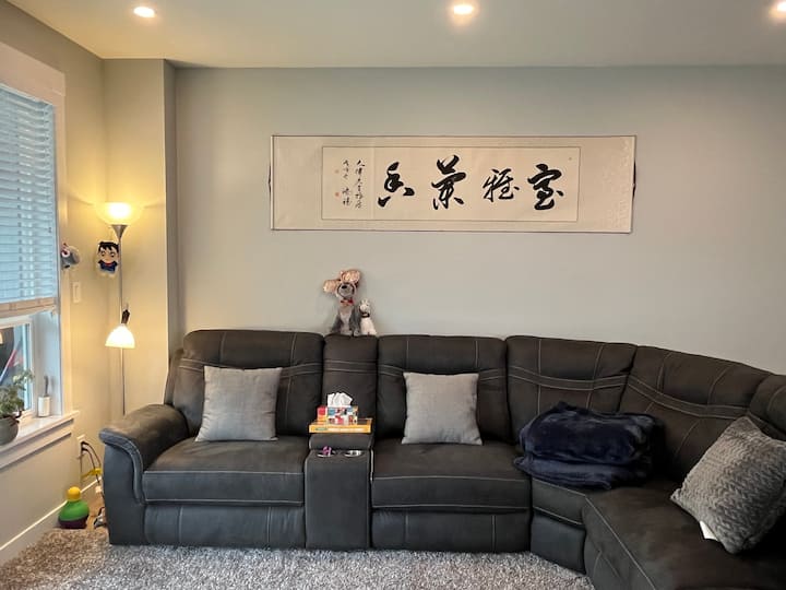 Cosy & Bright Top Floor Room - Nanaimo