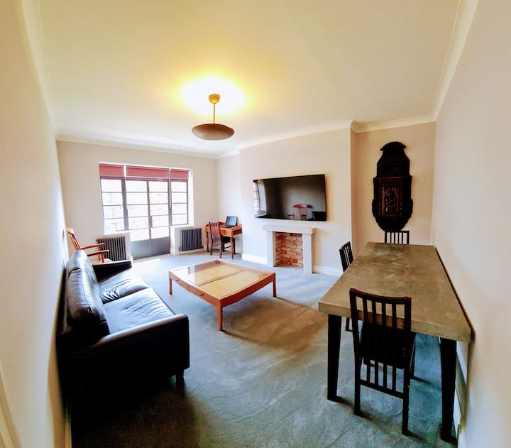 Lovely 2 Bedroom Condo In A Gated Art Deco Complex - Earls Court