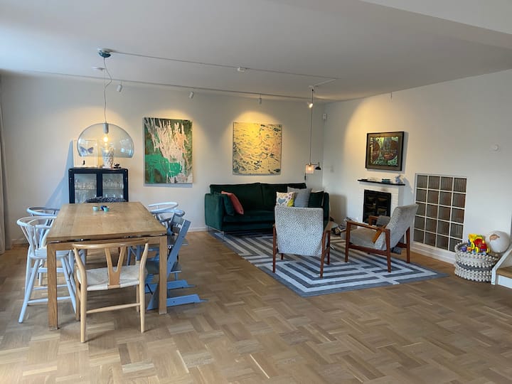 Modernt Radhus Med Stor Uteplats Och Trädgård - Stockholm