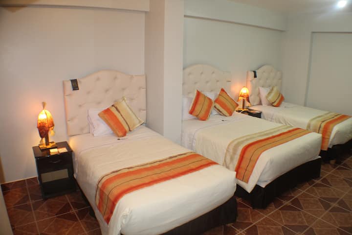 Cuadruple Familiar Cama Natrimonial + 2 Adicional - Aguas Calientes