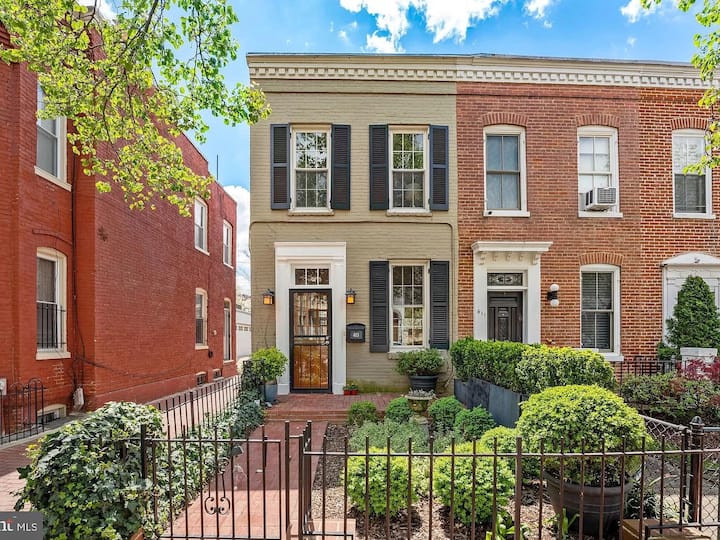 Entire Cheerful 2-bedroom Townhouse With Patio - Washington, D.C.