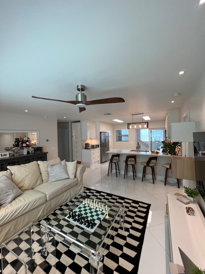 Paradise Boca East , Room - Boca Raton, FL