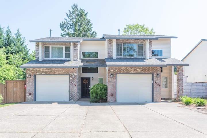 6 Bedroom Hillsboro Two Adjacent Town Houses - Hillsboro, OR