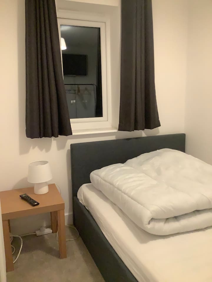 Small Spare Room (Double Bed & Tv) Clean House. - Filton