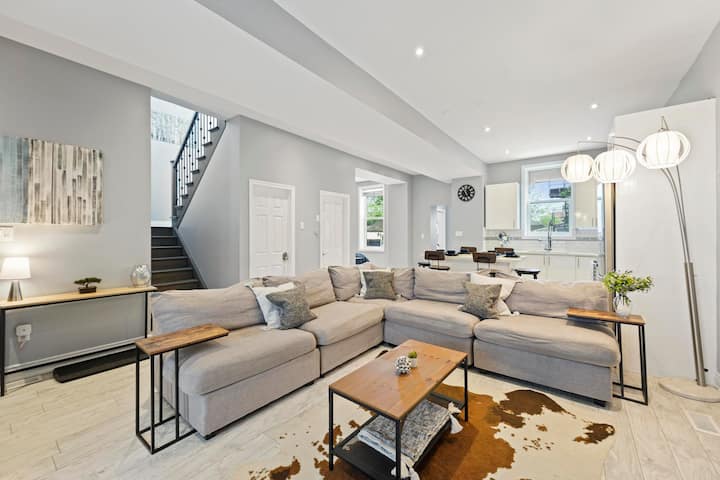 Cheerful 4br Downtown Retreat - Bbq, 5 Beds, Cribs - Hamilton