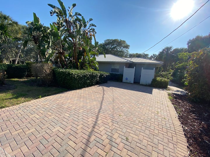 ✨Beautiful Home Less Than 1 Minute From The Beach! - Vero Beach, FL