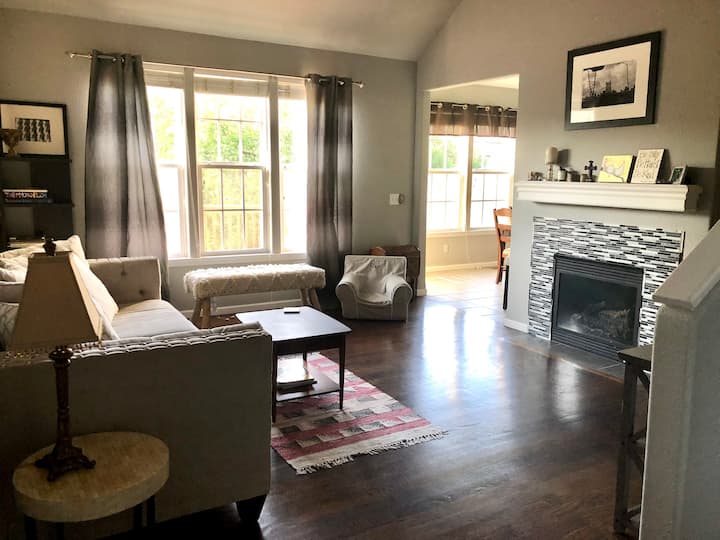 Family Friendly 3-bd 2.5-bath With Scenic Backyard - Lawrence, KS