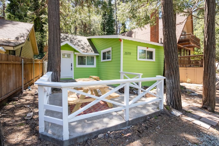 Walk-to-lake Modern Retreat - Family/friends/pets! - Crestline, CA