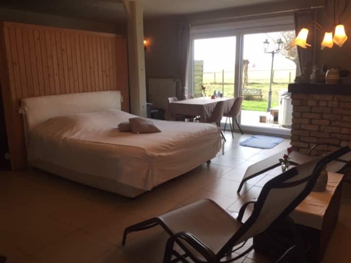 Sfeer Volle Kamer Met  Jacuzzi En Ontbijtbuffet . - Alveringem