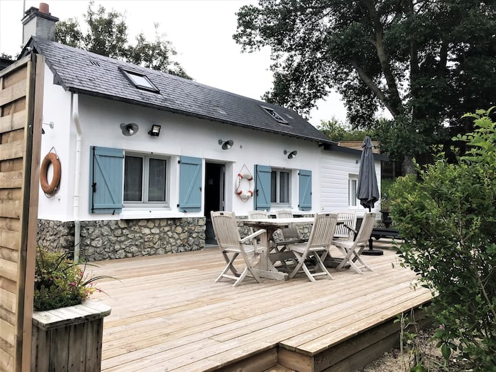 Une Maison De Pêcheur Sur Un Domaine Vue Mer - Villerville