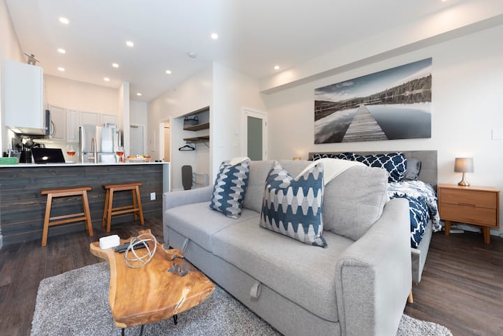 Glacier Loft - Central Village Amenity Studio! - British Columbia
