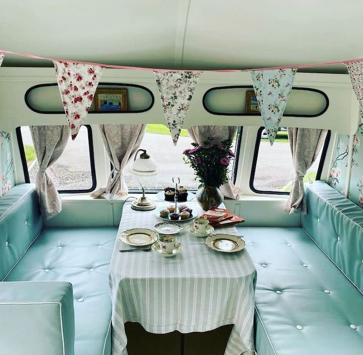 Gorgeous Fully Restored Vintage Caravan - Henley-on-Thames
